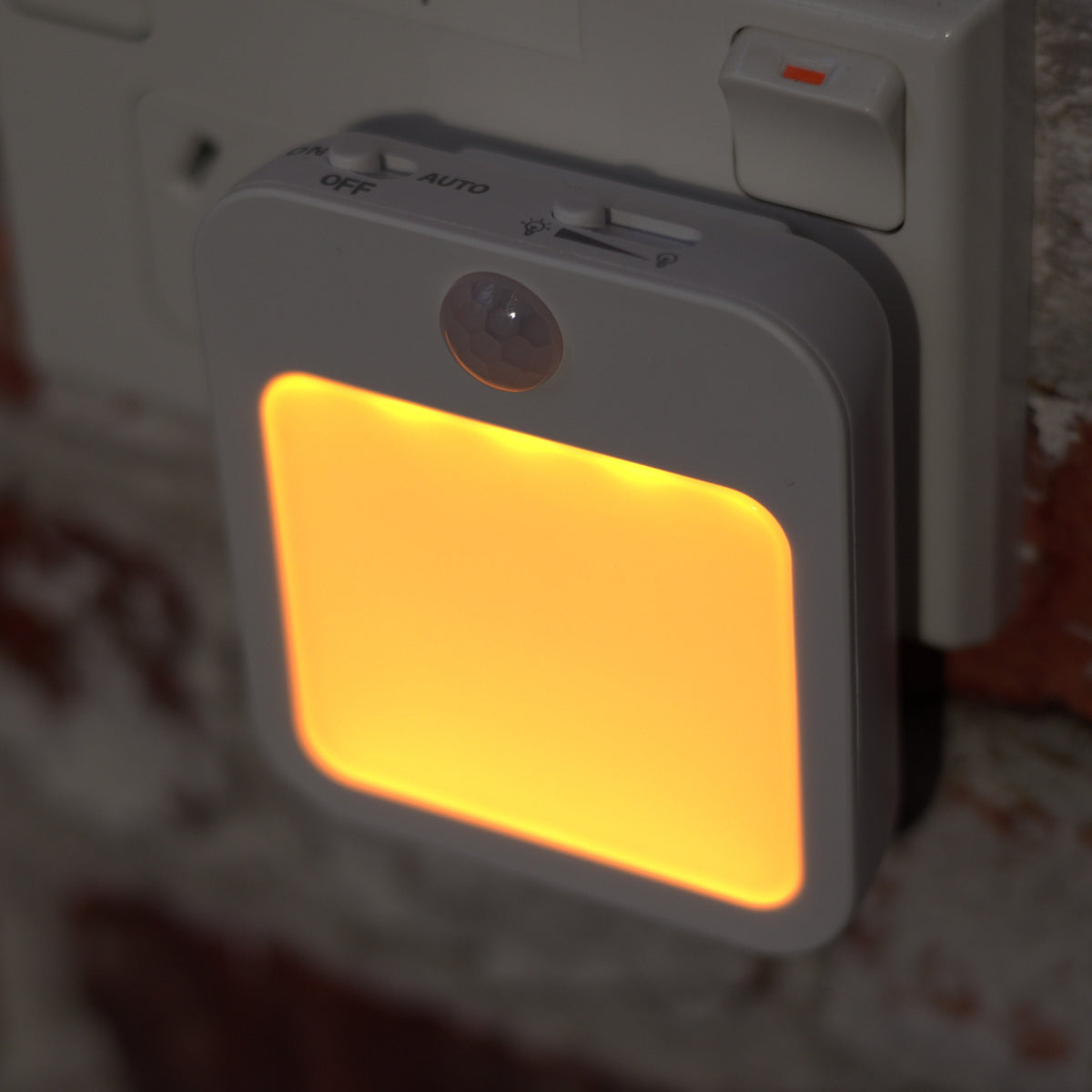 Amber Plugin Night Light - Blue Light-Free, Sleep-Friendly Night Lighting